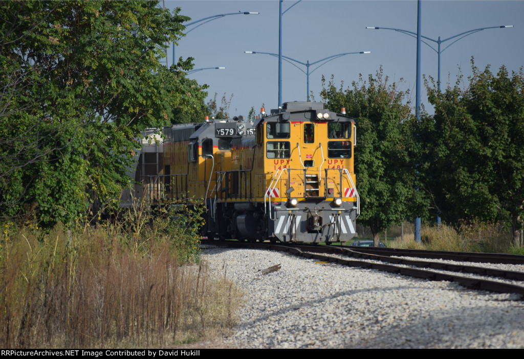 UPY Engines 1481 and 579 leading short train, Des Moines IA